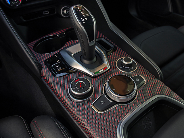 Giulia Quadrifoglio Super Sport: Interni ed Esterni | Alfa Romeo IT